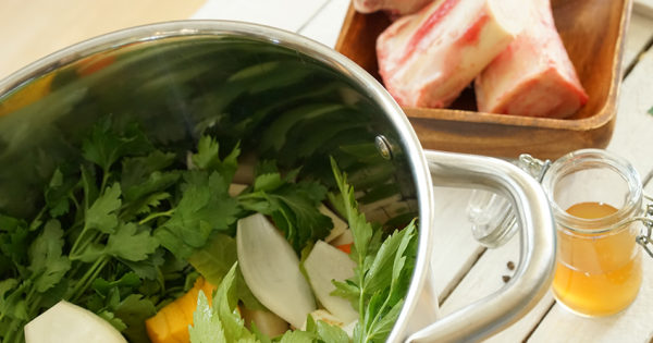 Paleo-Knochensuppe - Die Steinzeitköchin